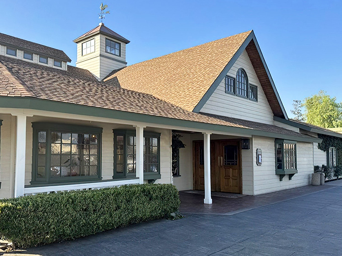 The charming farmhouse exterior of Hodel's stands like a comfort food lighthouse in Bakersfield, beckoning hungry travelers with promises of home-style abundance.