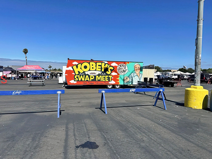 The gateway to treasure hunting paradise! Kobey's Vintage Alley sign promises adventures that'll make your inner collector do a happy dance.