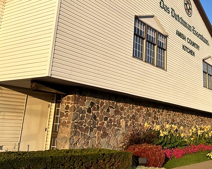 The white clapboard exterior of Das Dutchman Essenhaus stands like a beacon of comfort food in Middlebury, promising culinary salvation to hungry travelers.