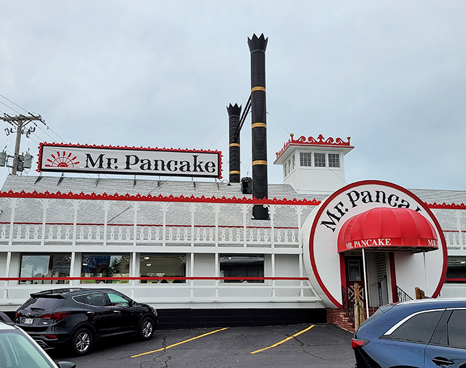 The steamboat-inspired architecture of Mr. Pancake stands out like a breakfast beacon in Wisconsin Dells, promising nautical vibes with your morning meal.