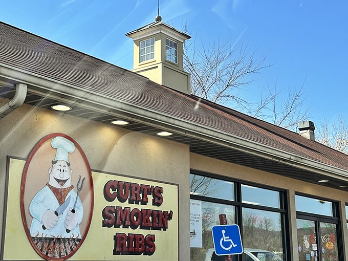 The cartoon pig chef on Curt's fa&ccedil;ade isn't just cute &ndash; he's making a solemn promise about the smoky delights waiting inside.