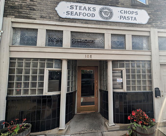 The unassuming brick fa&ccedil;ade of Scratch Steakhouse in Louisville hides culinary treasures within. Like finding a diamond in your backyard&mdash;only this gem serves incredible mac and cheese.