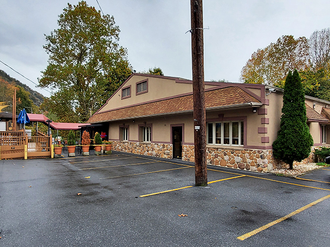 The unassuming exterior of Stoney Creek Inn belies the culinary treasures within, like finding a Michelin-worthy restaurant disguised as your favorite aunt's house.