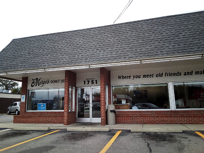 The unassuming brick exterior of Marge's Donut Den hides a wonderland of sweet treasures that locals have cherished for generations.