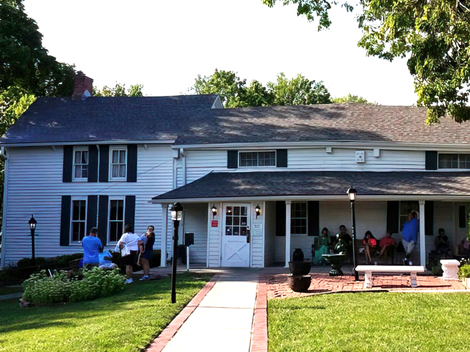 The unassuming white farmhouse exterior of Stroud's Oak Ridge Manor belies the culinary magic happening inside. Fried chicken paradise awaits!