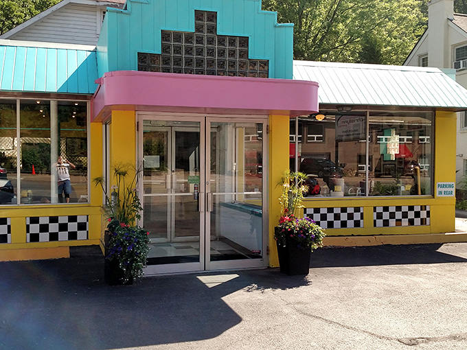 This charming Pocono Mountains hideaway proves that the best culinary adventures often begin with unassuming exteriors.