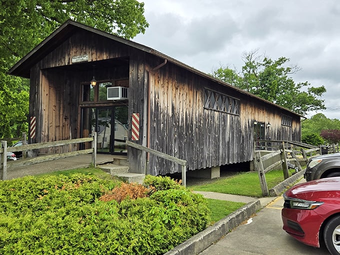 Where history meets hunger: North Kingsville's covered bridge doubles as your next favorite pizza destination.