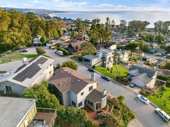 El Granada unfolds like a California dream &ndash; hillside homes cascading toward the Pacific, where fog and sunshine play their daily game of hide and seek. 