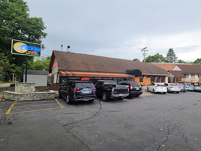 The unassuming exterior of Faccia Luna belies the culinary magic happening inside. Like finding a Picasso at a yard sale, this modest storefront holds treasures.