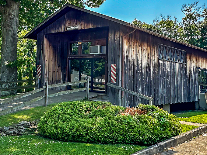 Where history meets hunger: North Kingsville's covered bridge doubles as your next favorite pizza destination.