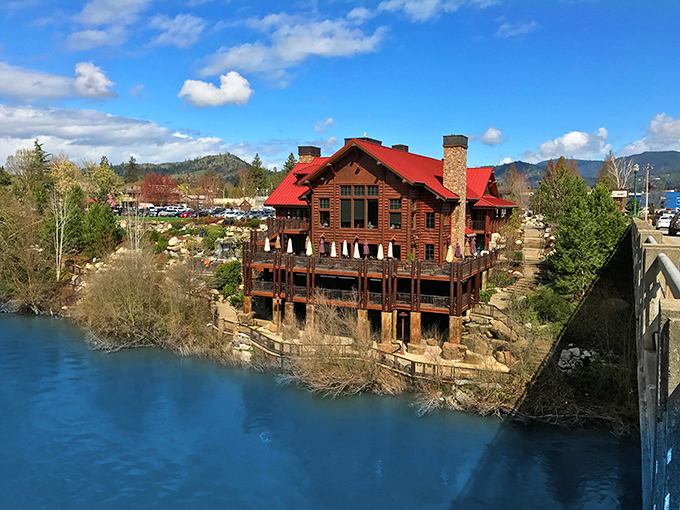 Grants Pass unfolds like nature's amphitheater, with the Siskiyou Mountains providing a dramatic backdrop to this riverside haven where retirement dreams take root. 
