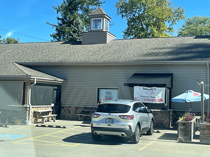 Stone and wood never looked so inviting! Samosky's exterior proudly announces its pizza champion status while promising homestyle comfort within.