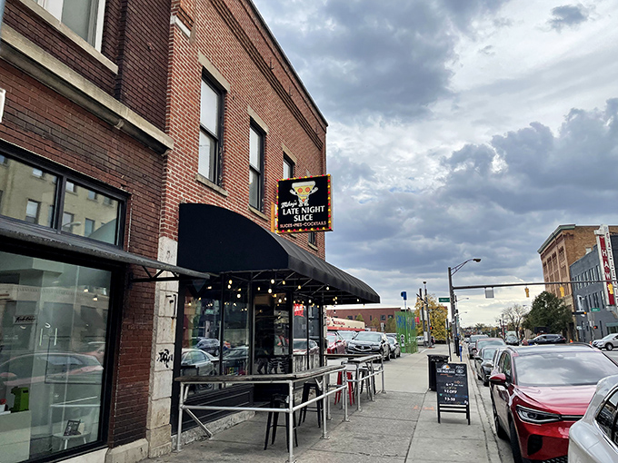 This unassuming storefront on South 4th Street holds pizza secrets that transform ordinary evenings into culinary adventures.