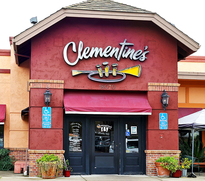 The burgundy facade of Clementine's welcomes hungry travelers like a jazz note in the suburban symphony of San Ramon.