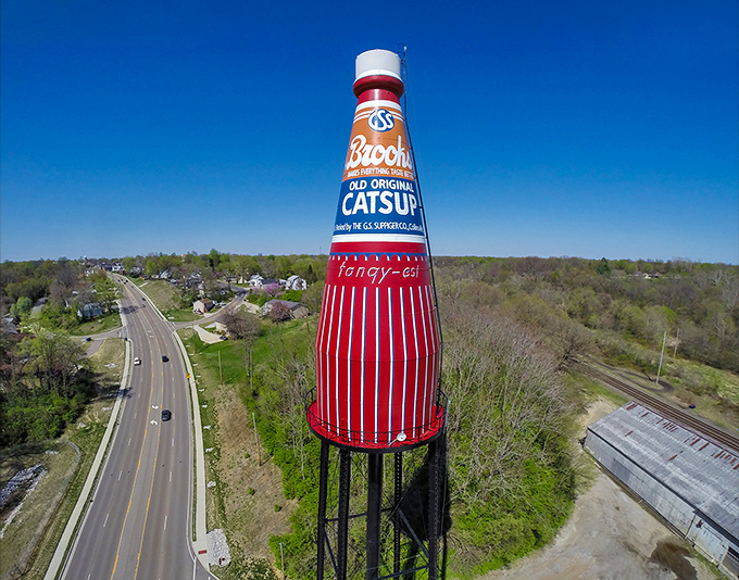 Standing tall against the Illinois sky, this 170-foot condiment colossus makes you wonder if Paul Bunyan might swing by for a burger.