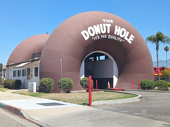 The ultimate California roadside attraction: a giant donut you can actually drive through. Architecture has never been so deliciously inviting.