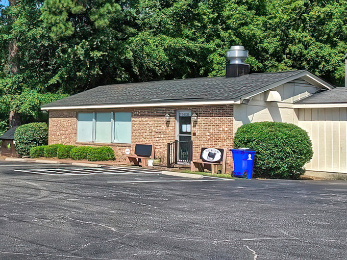 The unassuming brick exterior of The Beefmastor Inn proves once again that culinary greatness often hides in plain sight.