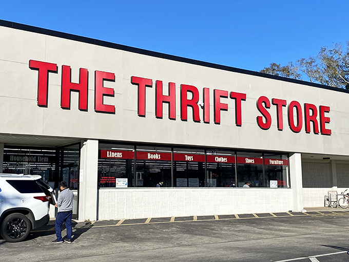 Bold red letters against white brick &ndash; like a no-nonsense invitation to treasure hunting. The straightforward name says it all: adventures await inside.