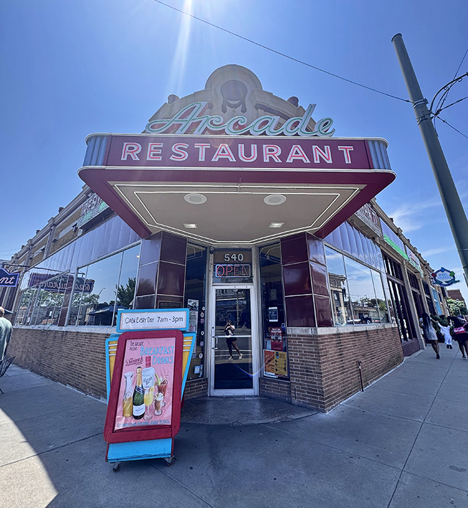 That iconic neon sign has been beckoning hungry Memphians since FDR was in office. Some landmarks fade, but this one just gets more delicious with age. 
