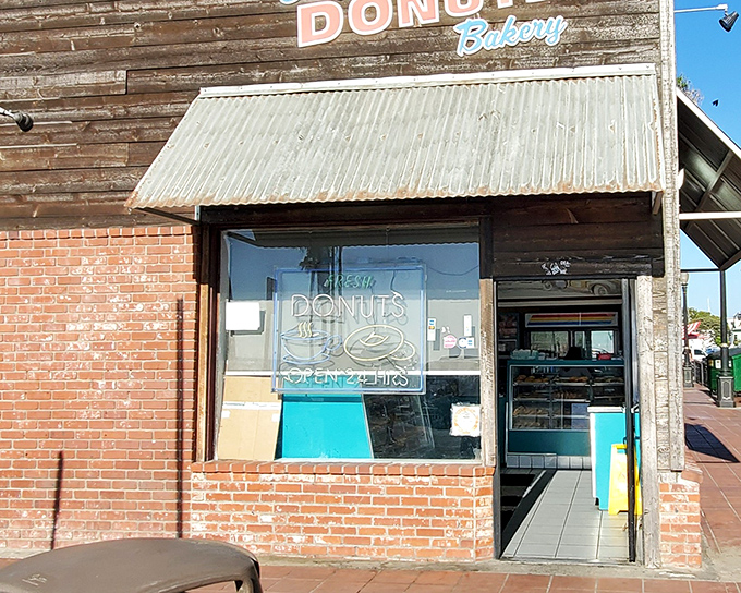 The unassuming exterior of Seaside Donuts Bakery proves once again that the best culinary treasures often hide behind the most modest facades.