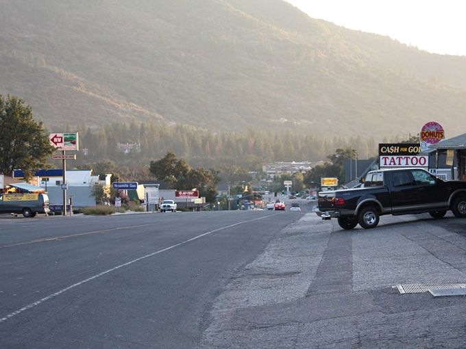 Main Street simplicity with mountain majesty as the backdrop &ndash; Oakhurst offers small-town charm without the big-city price tag. 