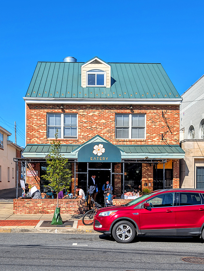 The distinctive green roof and brick fa&ccedil;ade of Peach Blossom Eatery stands like a breakfast lighthouse on Newark's Main Street, beckoning hungry souls to culinary salvation. 