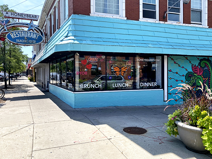 The turquoise beacon of breakfast bliss that is Honeybear Cafe stands out on its Chicago corner like a delicious mirage in a desert of ordinary dining.
