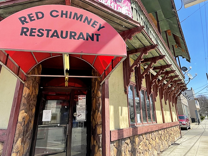 The corner landmark that time forgot! Red Chimney's distinctive yellow exterior and stone foundation have been welcoming hungry Clevelanders since before Instagram could make buildings famous.