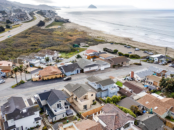 Coastal California living at its finest&mdash;where beach houses perch like spectators at nature's greatest show, the endless Pacific.