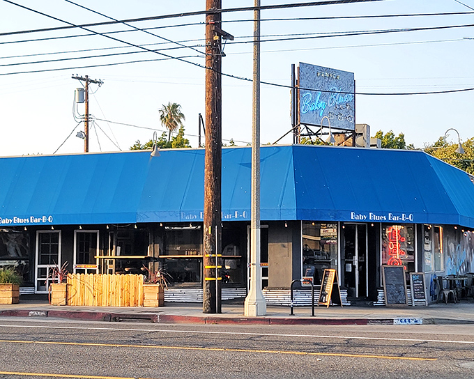 The bright blue awning of Baby Blues BBQ stands out on Venice's Lincoln Boulevard like a beacon for hungry barbecue pilgrims.