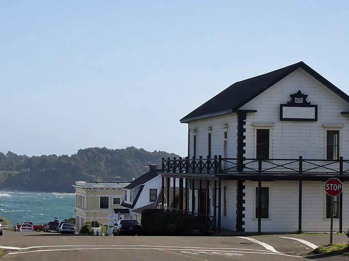 Perched on dramatic cliffs like a New England village that took a wrong turn and ended up in California, Mendocino's white picket fences and Victorian charm are the stuff of postcard dreams.