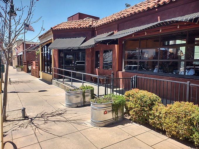 Gracie's terracotta-colored exterior with striped awnings isn't shouting for attention&mdash;it's letting the heavenly BBQ aromas do all the talking.