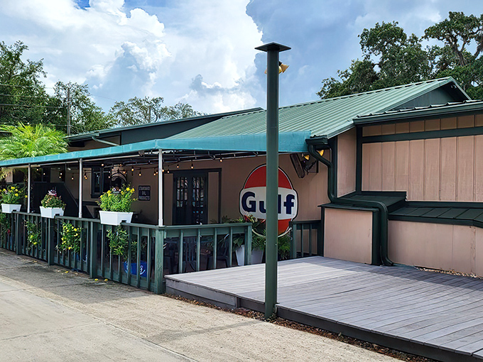 The Nauti Lobstah's seafoam-green exterior beckons like a coastal mirage in landlocked Apopka, complete with a vintage Gulf sign that whispers, "Seafood sanctuary ahead."