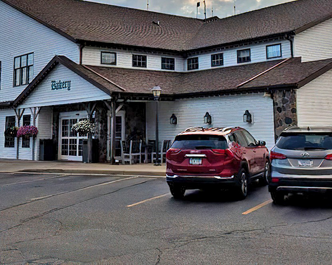 The white clapboard exterior of Das Dutchman Essenhaus stands like a beacon of comfort food in Middlebury, promising culinary salvation to hungry travelers.