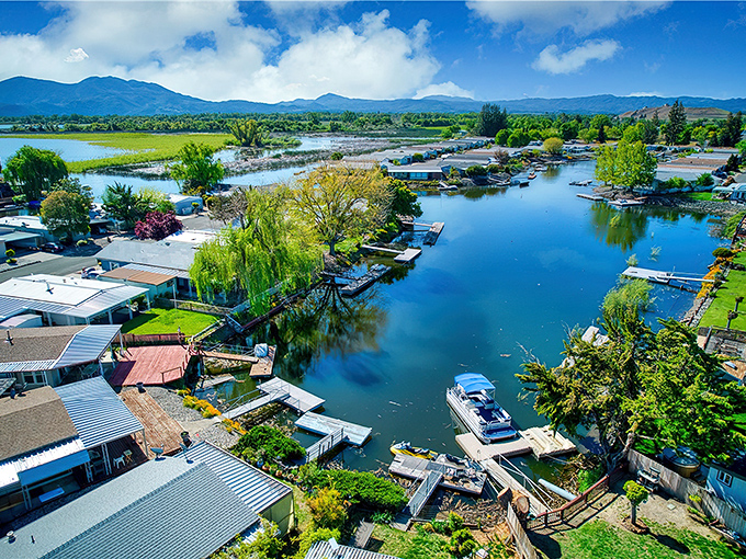1. this lake town in california is so gorgeous, you&rsquo;ll think you&rsquo;re in a postcard