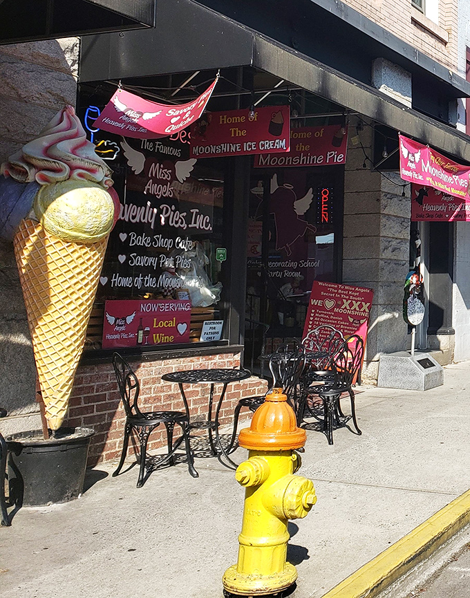 The storefront beckons with promises of "FRIED PIES" &ndash; three syllables that might be the most beautiful in the English language after "chocolate lava cake."