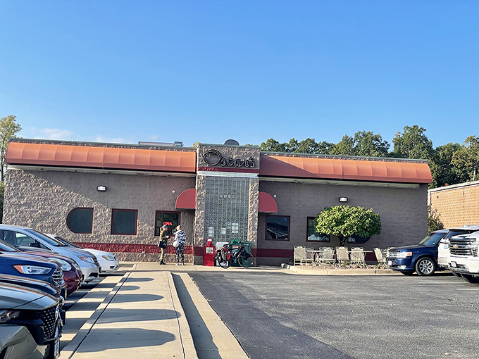 The unassuming exterior of Oscar's Classic Diner stands like a beacon of breakfast hope in Jefferson City, promising comfort food that transcends its modest brick fa&ccedil;ade.