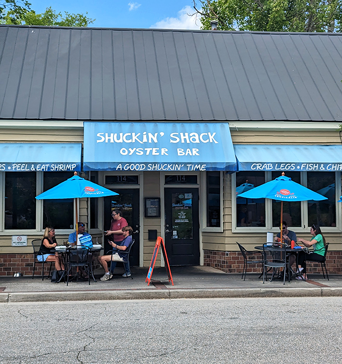The blue awning promises "A GOOD SHUCKIN' TIME" &ndash; and folks, that's truth in advertising if I've ever seen it.