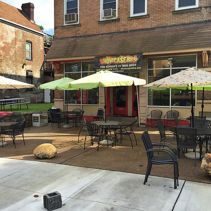 The unassuming brick storefront of Showcase BBQ stands like a beacon to barbecue pilgrims, promising smoky treasures within its humble walls.