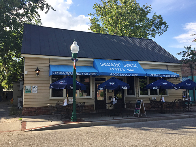 The blue awning promises "A GOOD SHUCKIN' TIME" &ndash; and folks, that's truth in advertising if I've ever seen it.