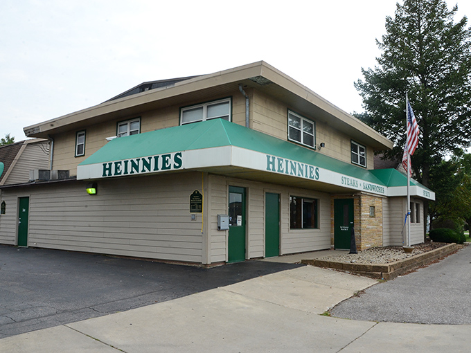 The unassuming exterior of Heinnies stands like a culinary speakeasy – no flashy signs needed when your prime rib does all the talking.