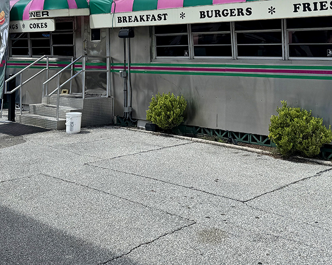 This silver time machine serves breakfast instead of taking you back to 1955—though the prices might fool you.