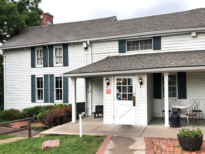 The unassuming white farmhouse exterior of Stroud's Oak Ridge Manor belies the culinary magic happening inside. Fried chicken paradise awaits!