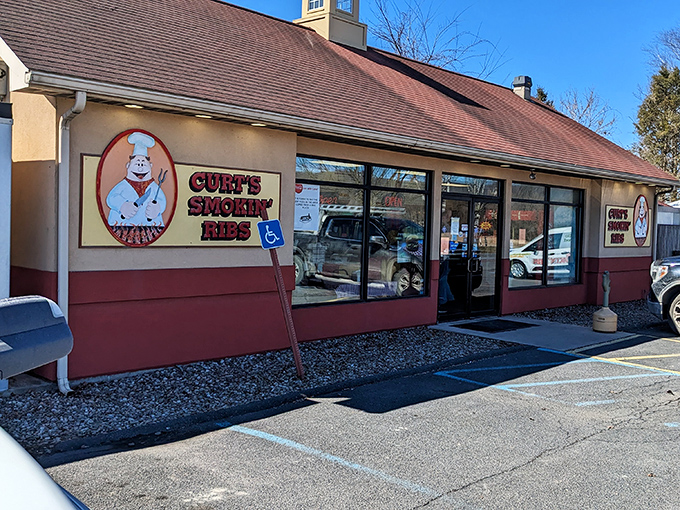 The cartoon pig chef on Curt's fa&ccedil;ade isn't just cute &ndash; he's making a solemn promise about the smoky delights waiting inside.