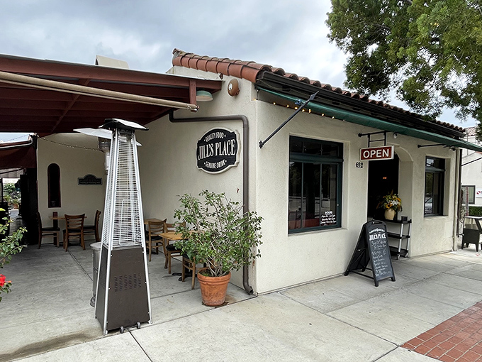 Inside, wooden tables and mirrors create that rare atmosphere where both first dates and family reunions feel equally at home.