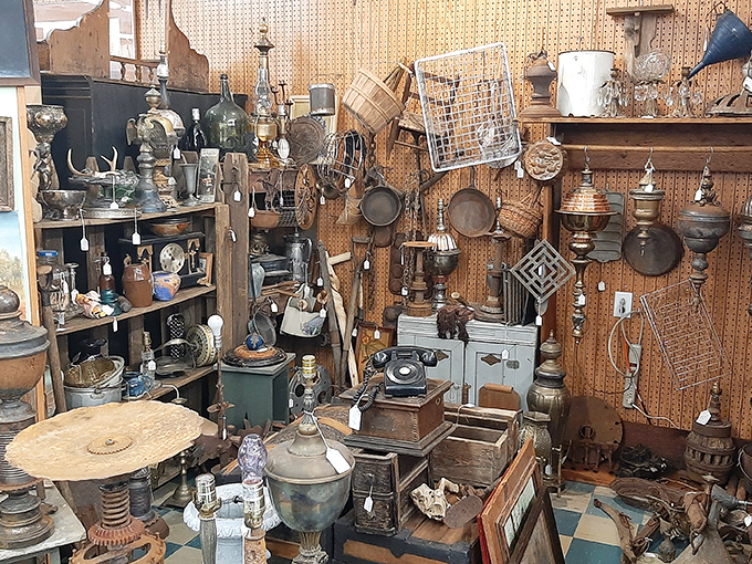 Industrial chic before it was cool—this jumble of mechanical oddities and vintage gadgets would make steampunk enthusiasts weak at the knees.