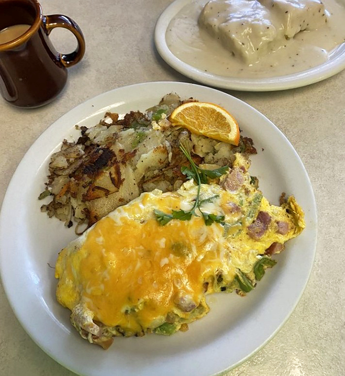 This Denver omelette doesn't just contain ham and peppers; it celebrates them in a fluffy egg embrace alongside crispy home fries.