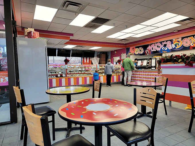 Smart folks know the best conversations happen over donuts &ndash; these diners have life figured out.