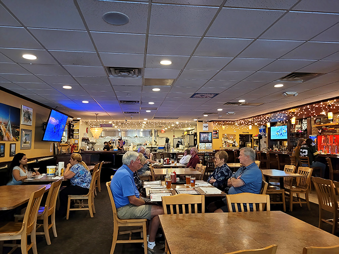 Where New England transplants and curious Floridians unite under the banner of seafood appreciation. Community through clams.