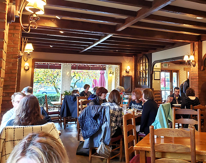 The universal language of good food bringing people together&mdash;notice how nobody's looking at their phones? That's the La Chatelaine effect.